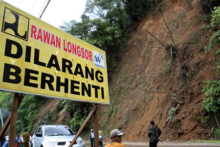 RIAUPAGI.com | PUPR Riau Siagakan Alat Berat di Daerah, 'yang Rawan Longsor dan Amblas'